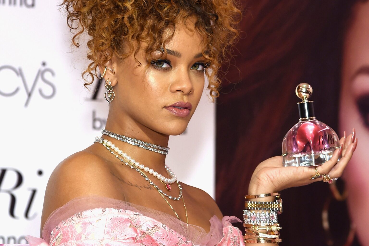 Descubre cuál perfume de Rihanna huele mejor y deslumbra con su ...